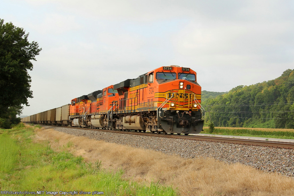 BNSF 5724 leads a empty coal back for more.